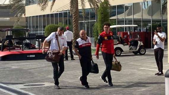 Formula 1 | Abu Dhabi, Binotto e Vasseur entrano insieme nel paddock Formula 1 | Abu Dhabi, Binotto e Vasseur entrano insieme nel paddock