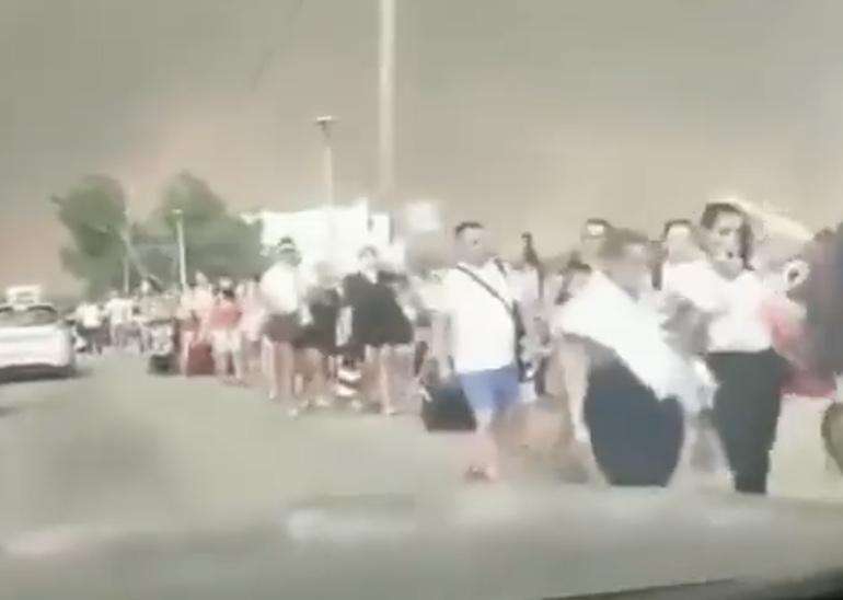 Grecia in fiamme, turisti in fuga da Rodi: incendio fuori controllo