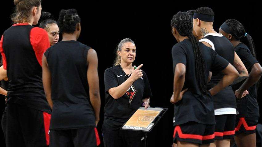 WNBA - Becky Hammon (Las Vegas Aces) nominata Coach of the Year 2022