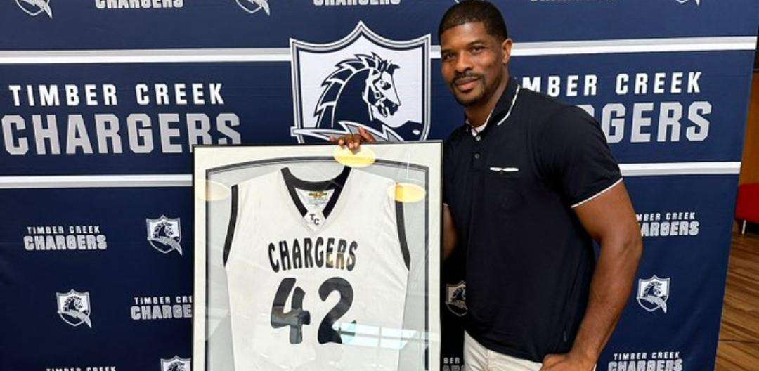 Kyle Hines, la sua #42 la prima ritirata dalla Timber Creek High School