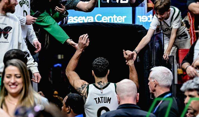 NBA - Jayson Tatum eclissa un vecchio record di Larry Bird ai Celtics