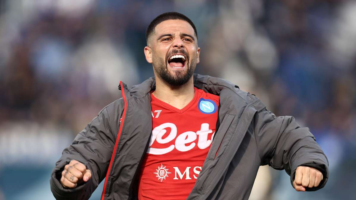 Sportitalia - Tifoso giapponese in posa con Insigne: "Juve merda!". La ...
