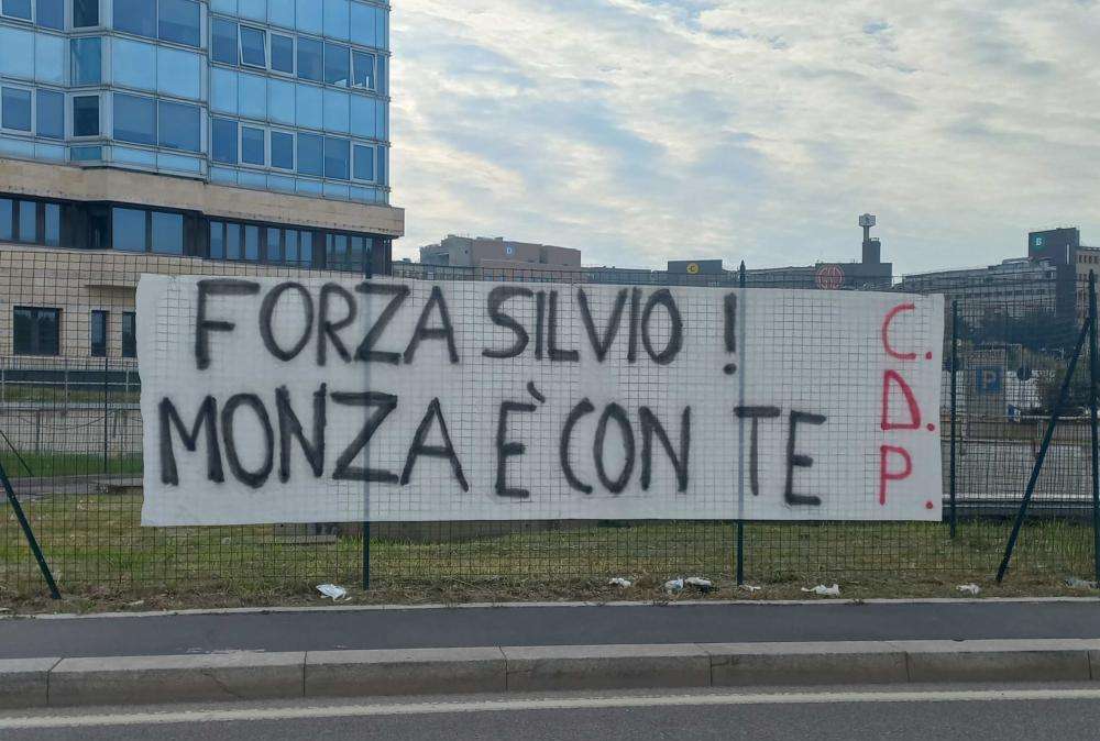 "Forza Silvio, Monza è con te", striscione ultrà al San Raffaele