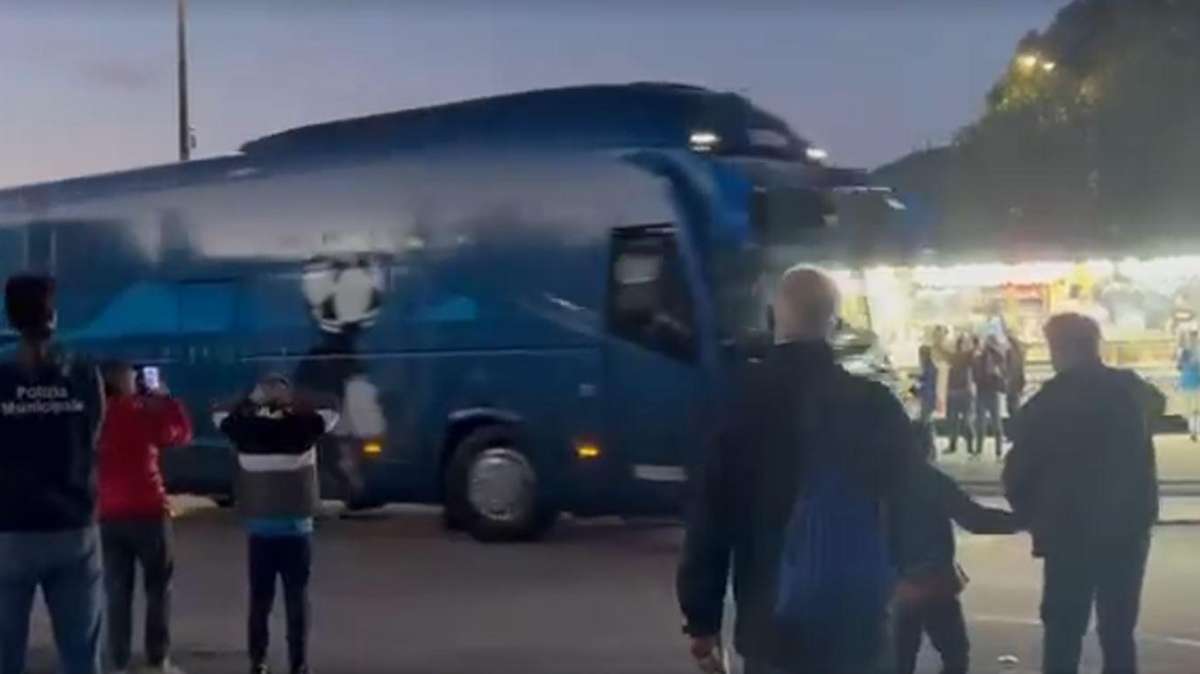 VIDEO - Il Napoli è arrivato al Maradona! Bus accolto da diversi tifosi